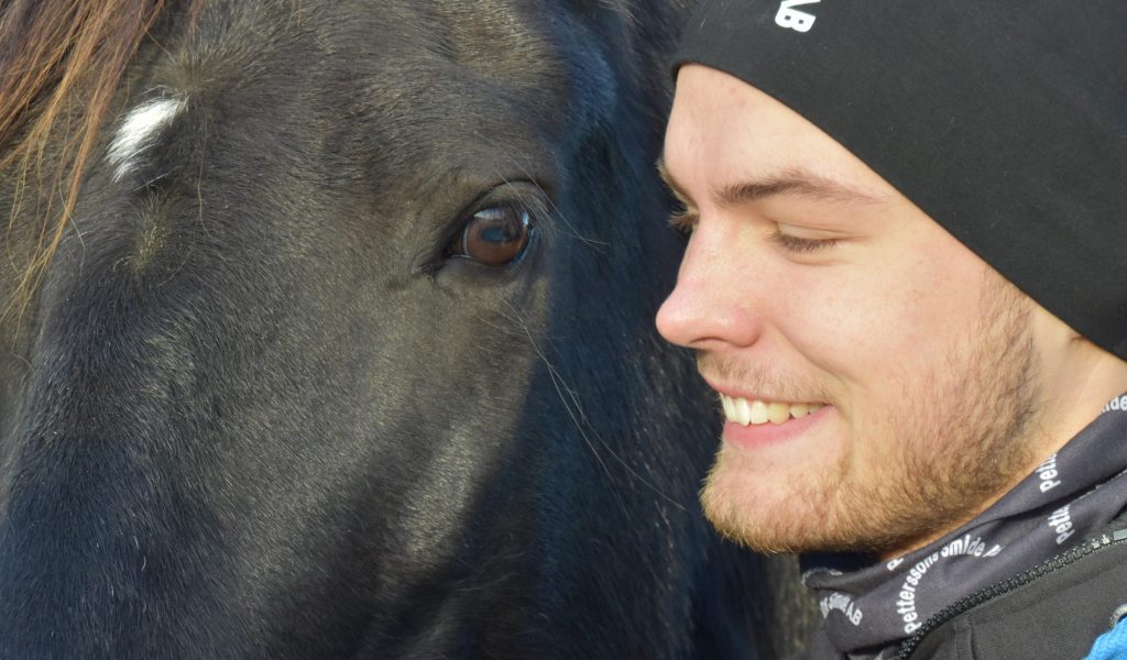 Tro, hopp och hästar – möt Simon Wall - Gilla Häst